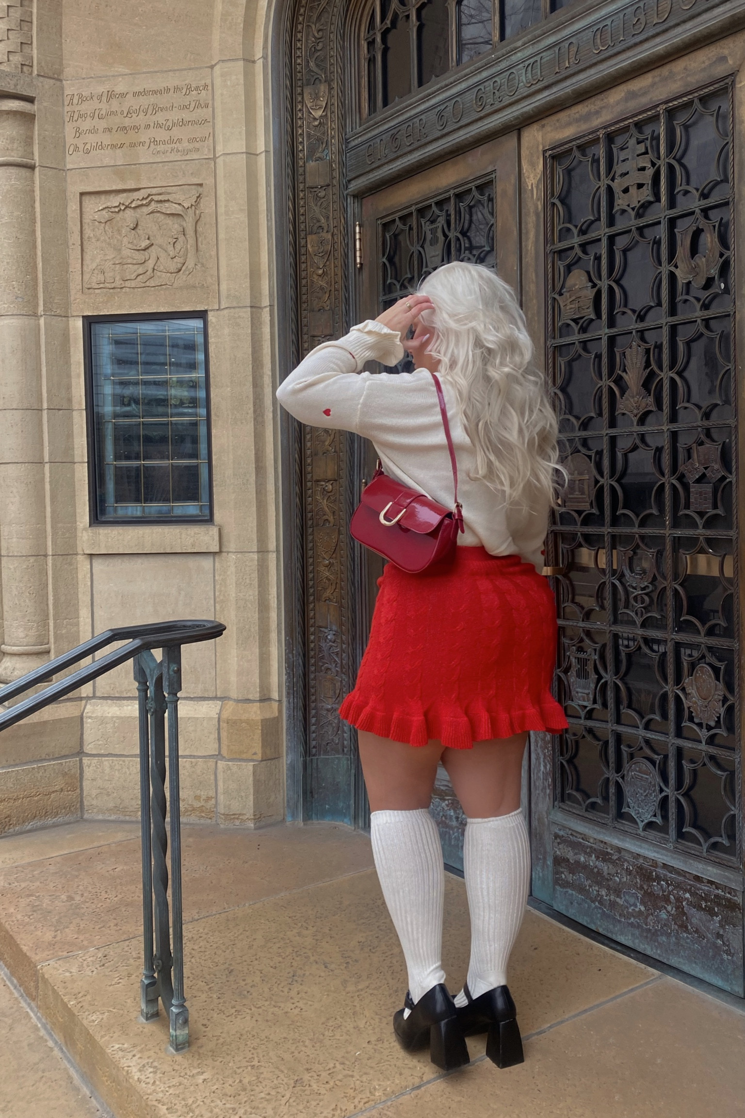 "Mastering the Art of Style: Chic Outfits for Your Next Gallery Visit ...