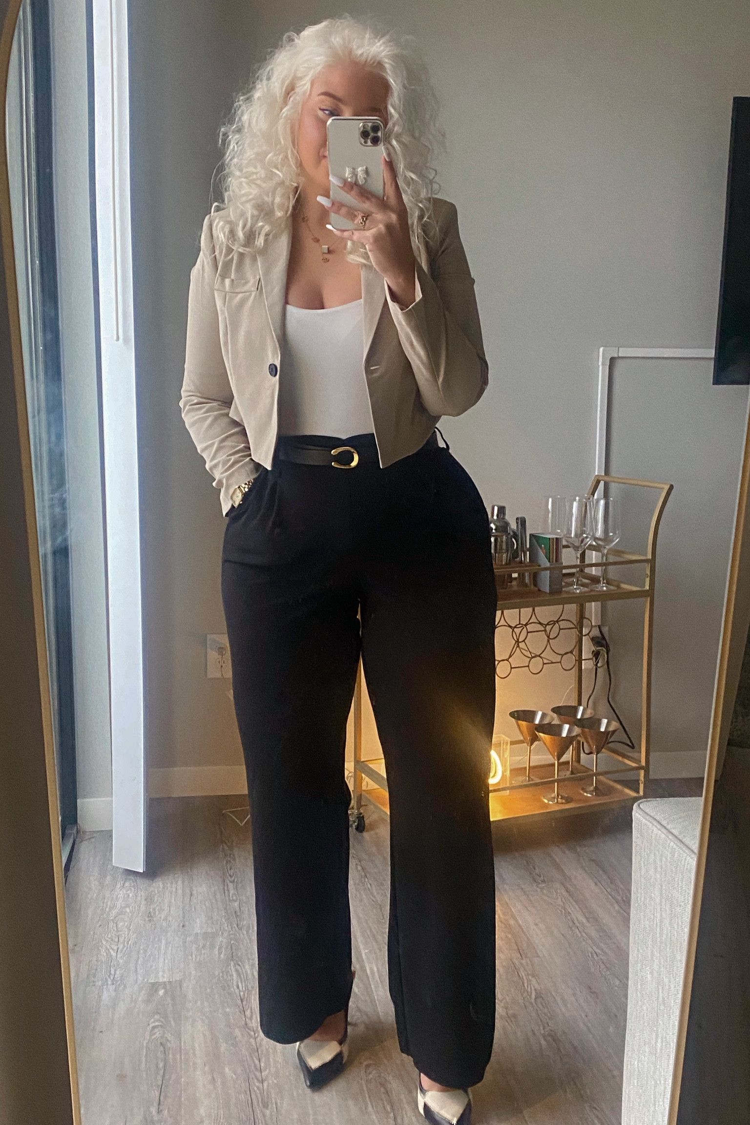 "Mastering the Art of Style: Chic Outfits for Your Next Gallery Visit ...