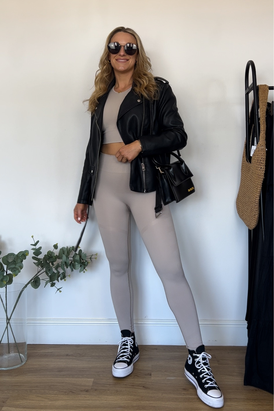 10 Cool Leggings and Converse Outfits for Everyday Wear - Magic of Clothes