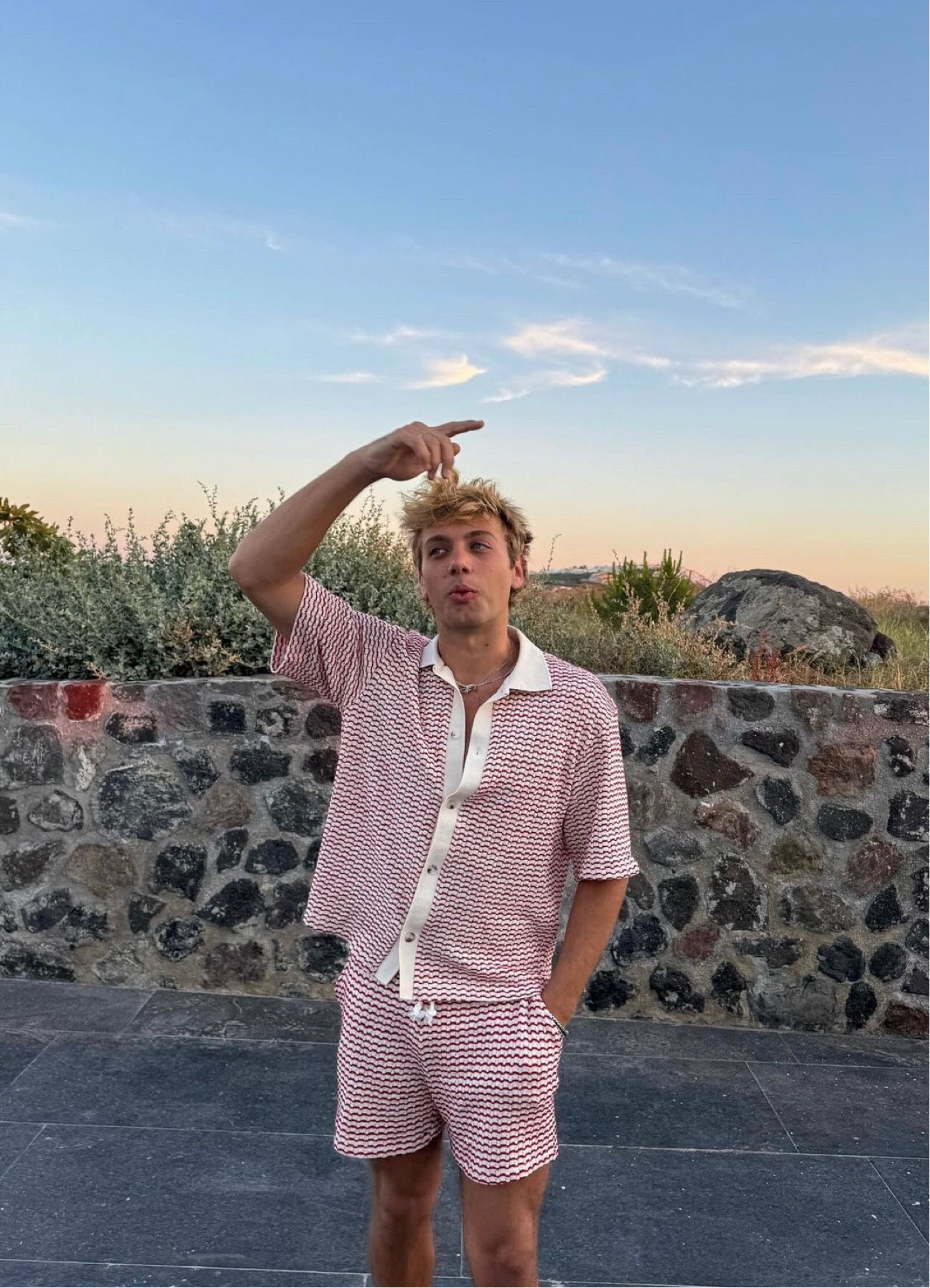 5 Cool Vacation Outfits for Men Thatll Keep You Stylish on Your Getaway ...