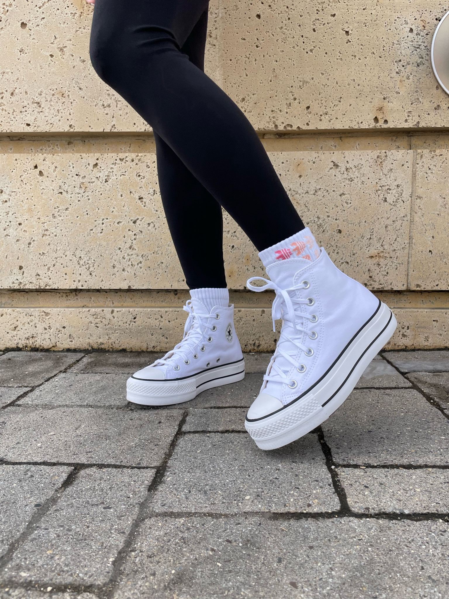 10 Cool Leggings and Converse Outfits for Everyday Wear - Magic of Clothes