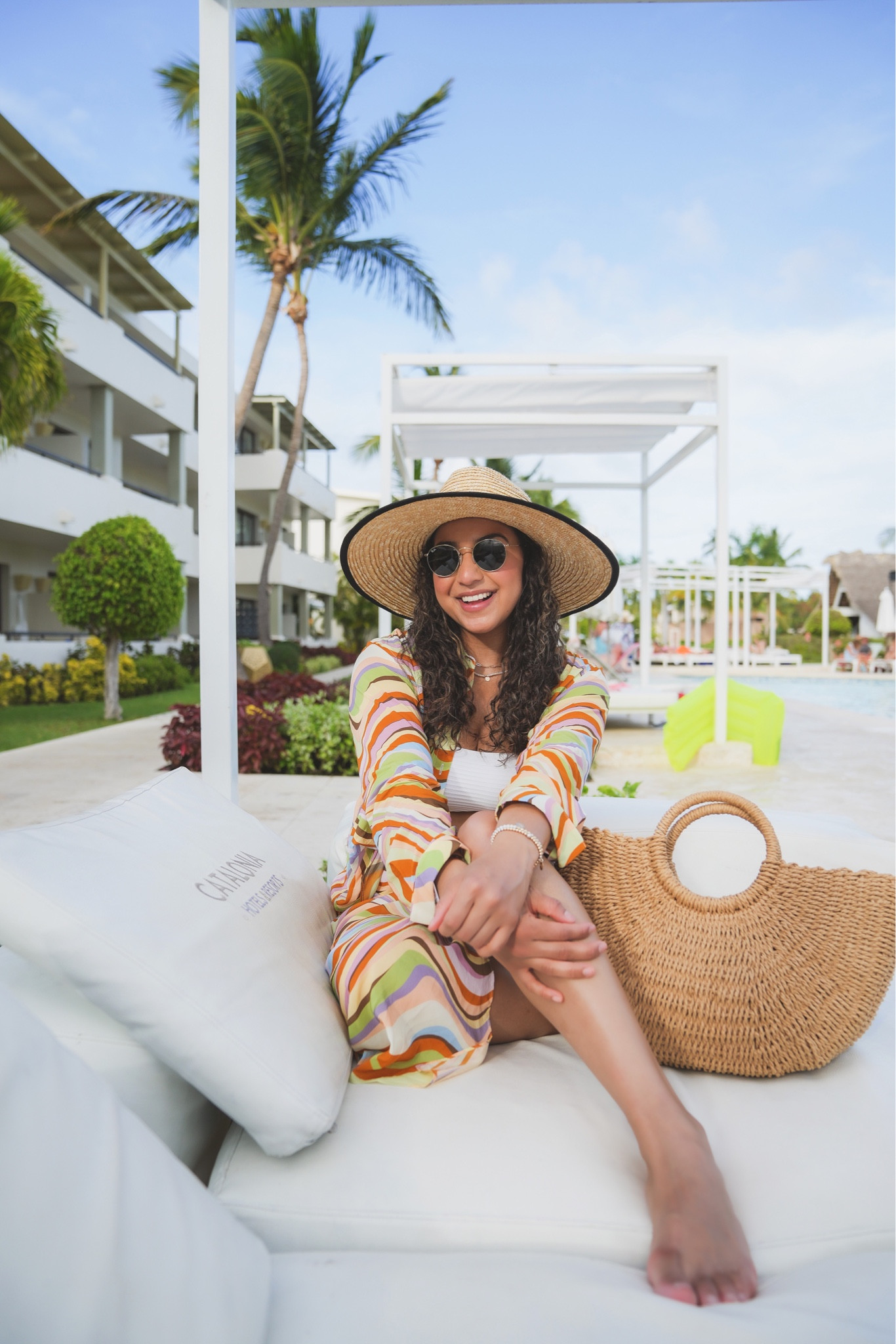 6 Bahamas Winter Outfit Ideas: Keep Cozy in Paradise - Magic of Clothes