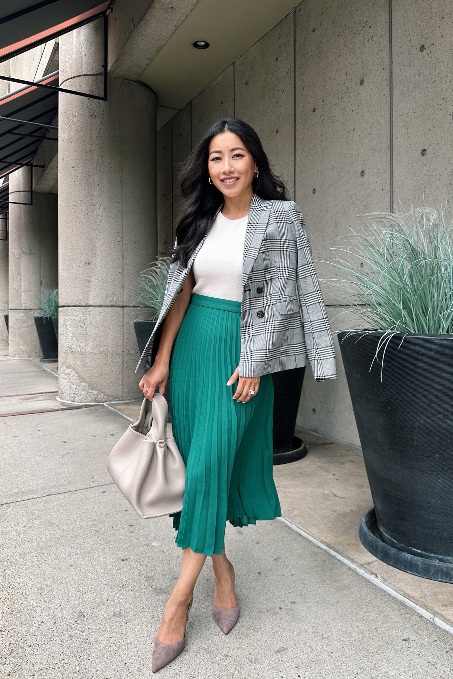 Emerald Enchantment: 10 Luxurious Outfit Ideas for a Touch of Opulence ...