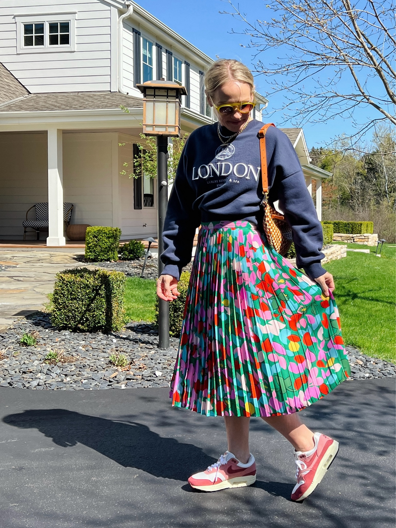 8 Trendy Skirt and Sneakers Outfits for a Casual Look – Magic of Clothes