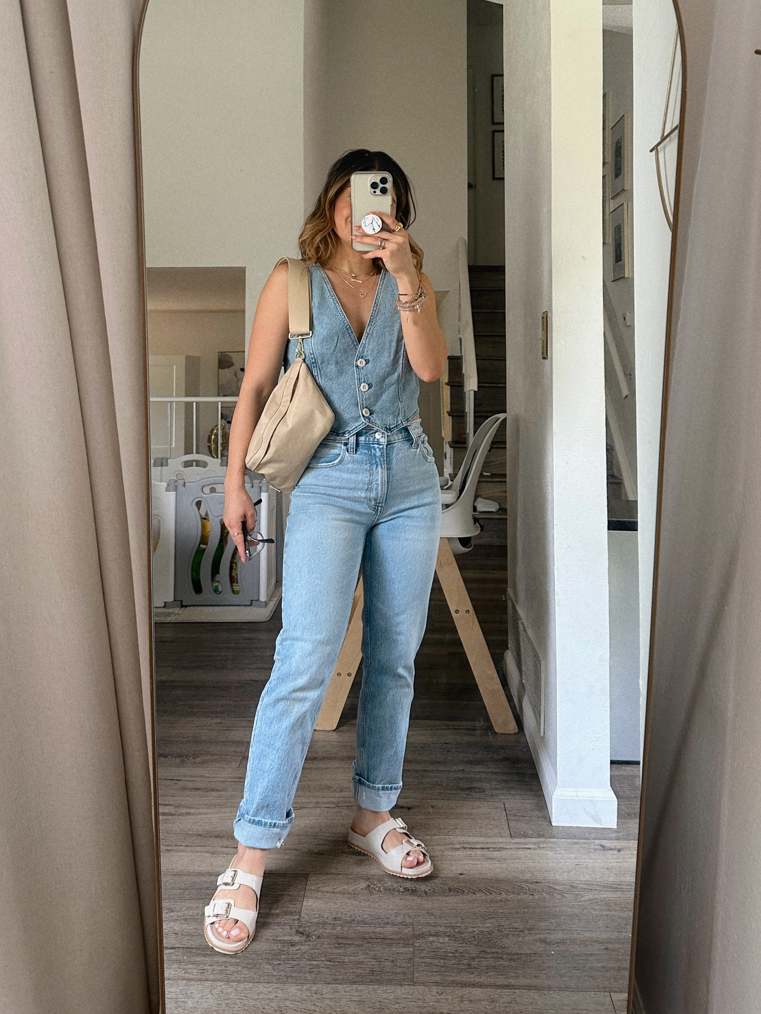 Effortless Casual: 10 Light Blue Jeans Outfit Inspirations - Magic of ...