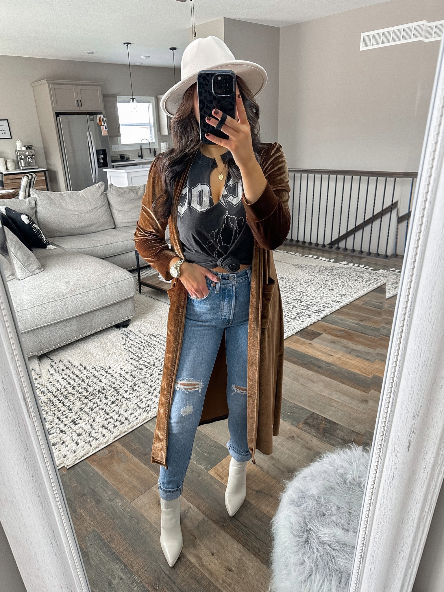 Graphic T-Shirt Outfit Ideas: Make a Statement with Stylish Graphic ...