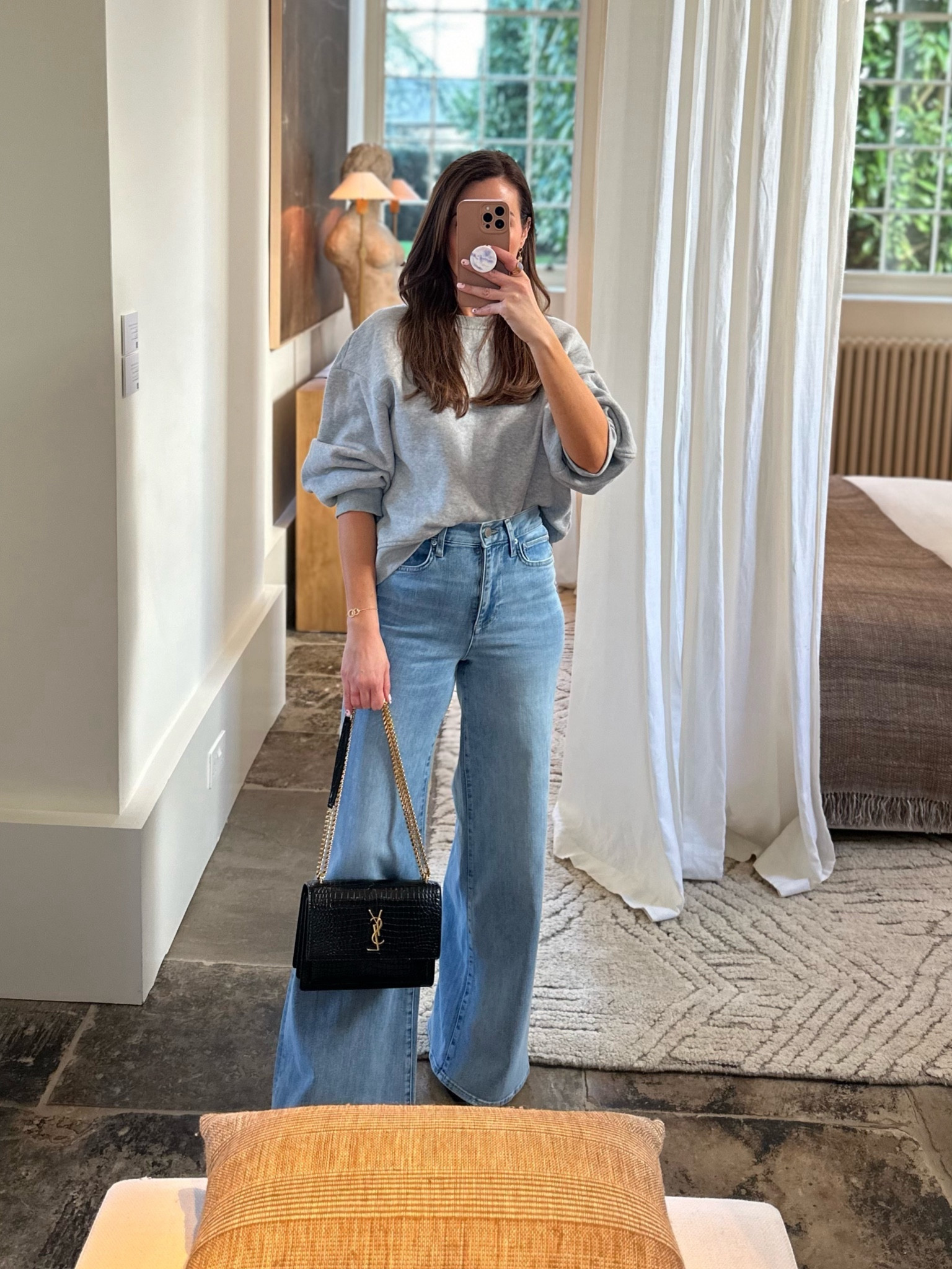 Effortless Casual: 10 Light Blue Jeans Outfit Inspirations - Magic of ...